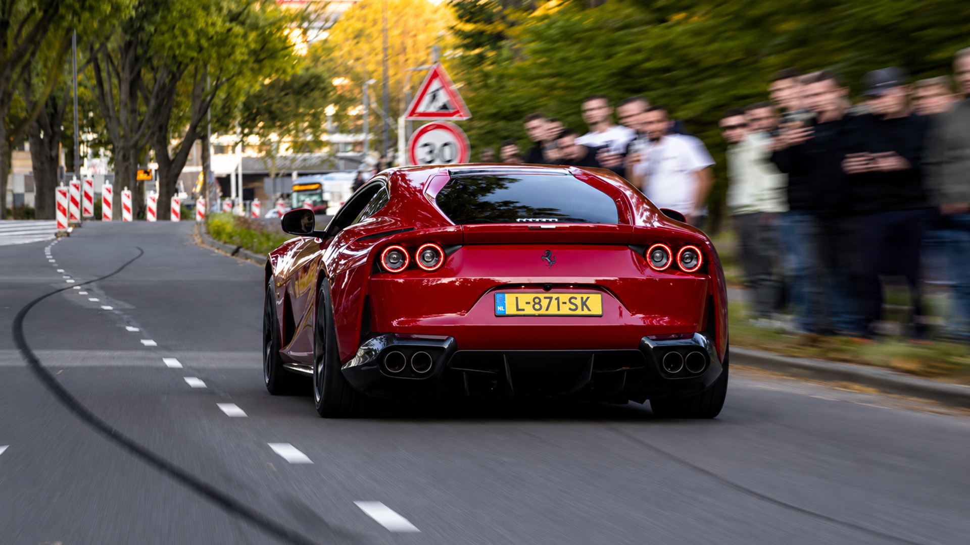 Ferrari 812 brutal acceleration leaves the crowd staring