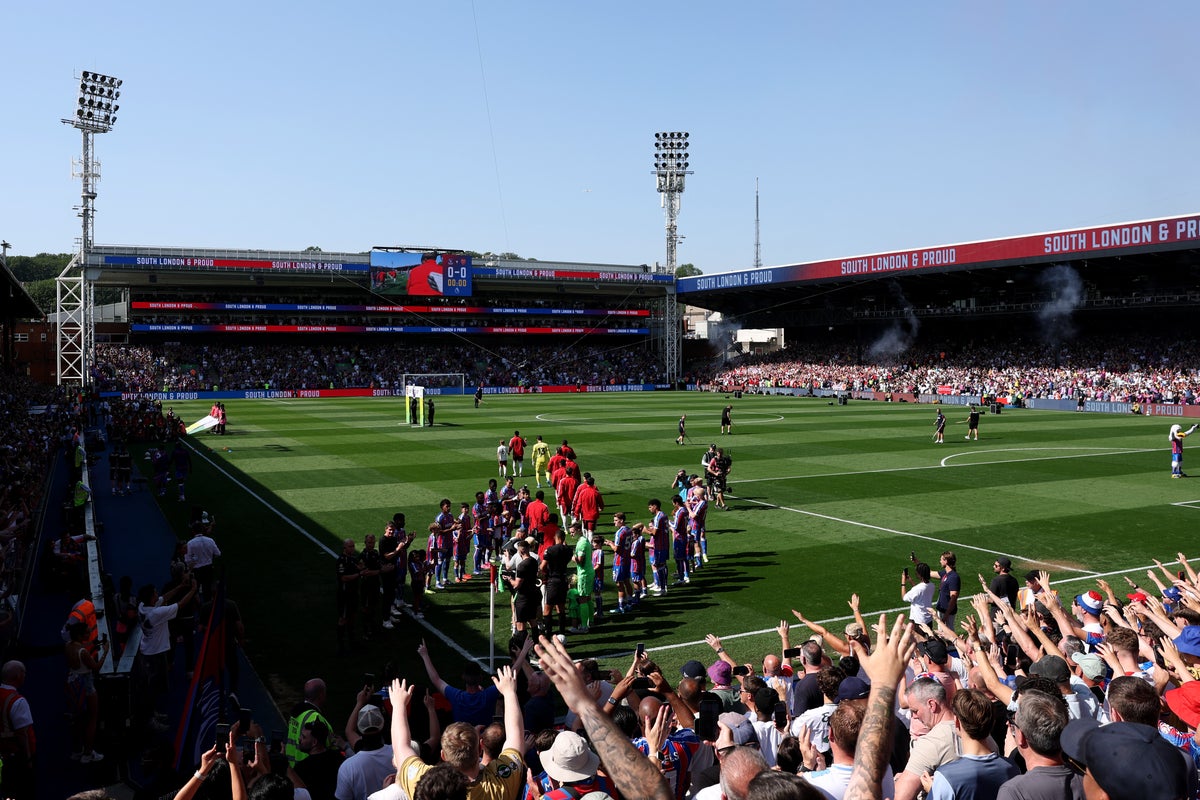 Arsenal receive guard of honour ahead of Premier League trophy lift