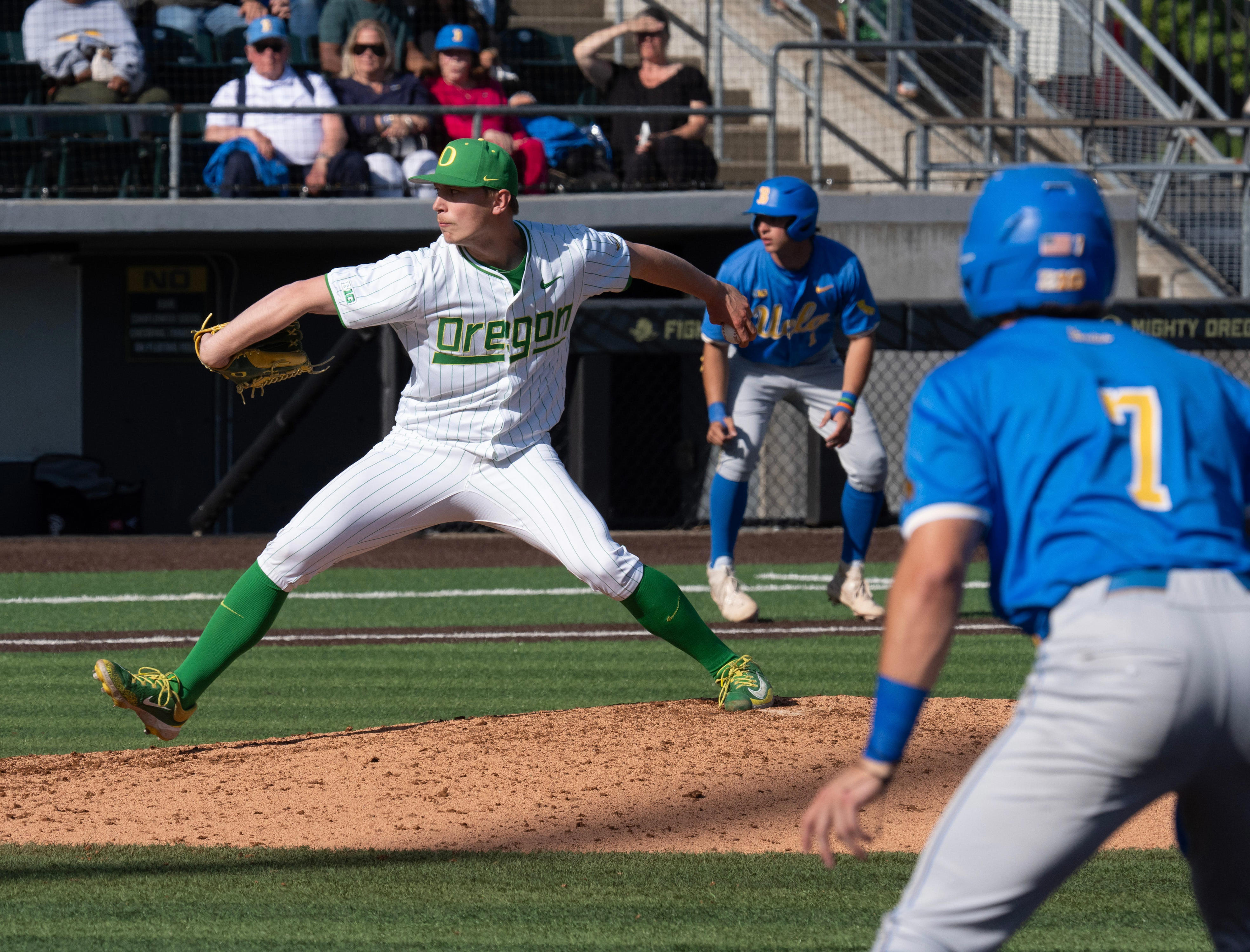 How to watch Oregon Ducks showdown vs. UCLA Bruins in B1G Championship