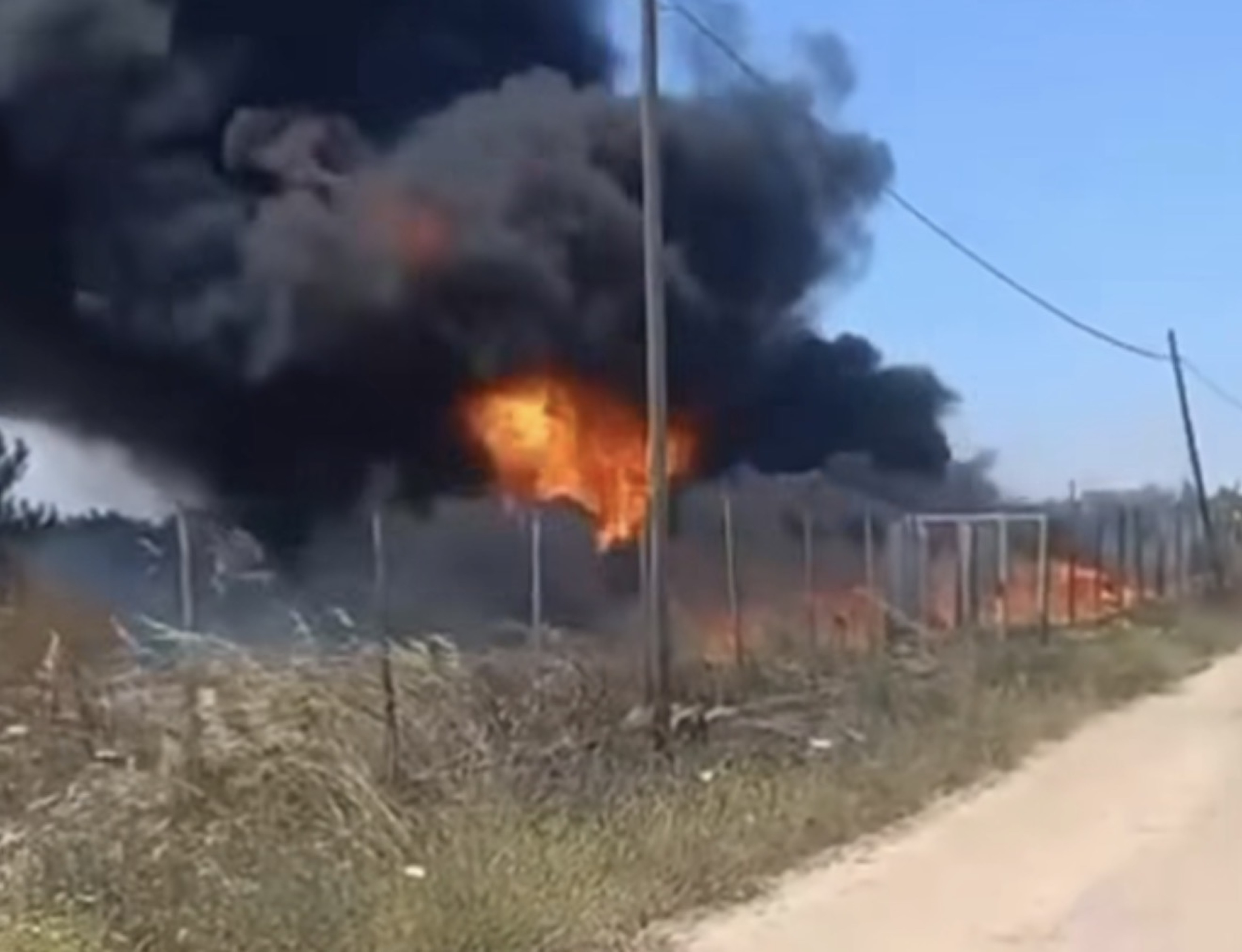Incendio in area dismessa nel Tarantino, in fiamme tubi irrigui