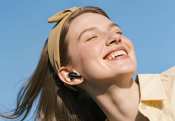 Huawei, Soundcore and Daewoo noise cancelling ear buds that have great ...