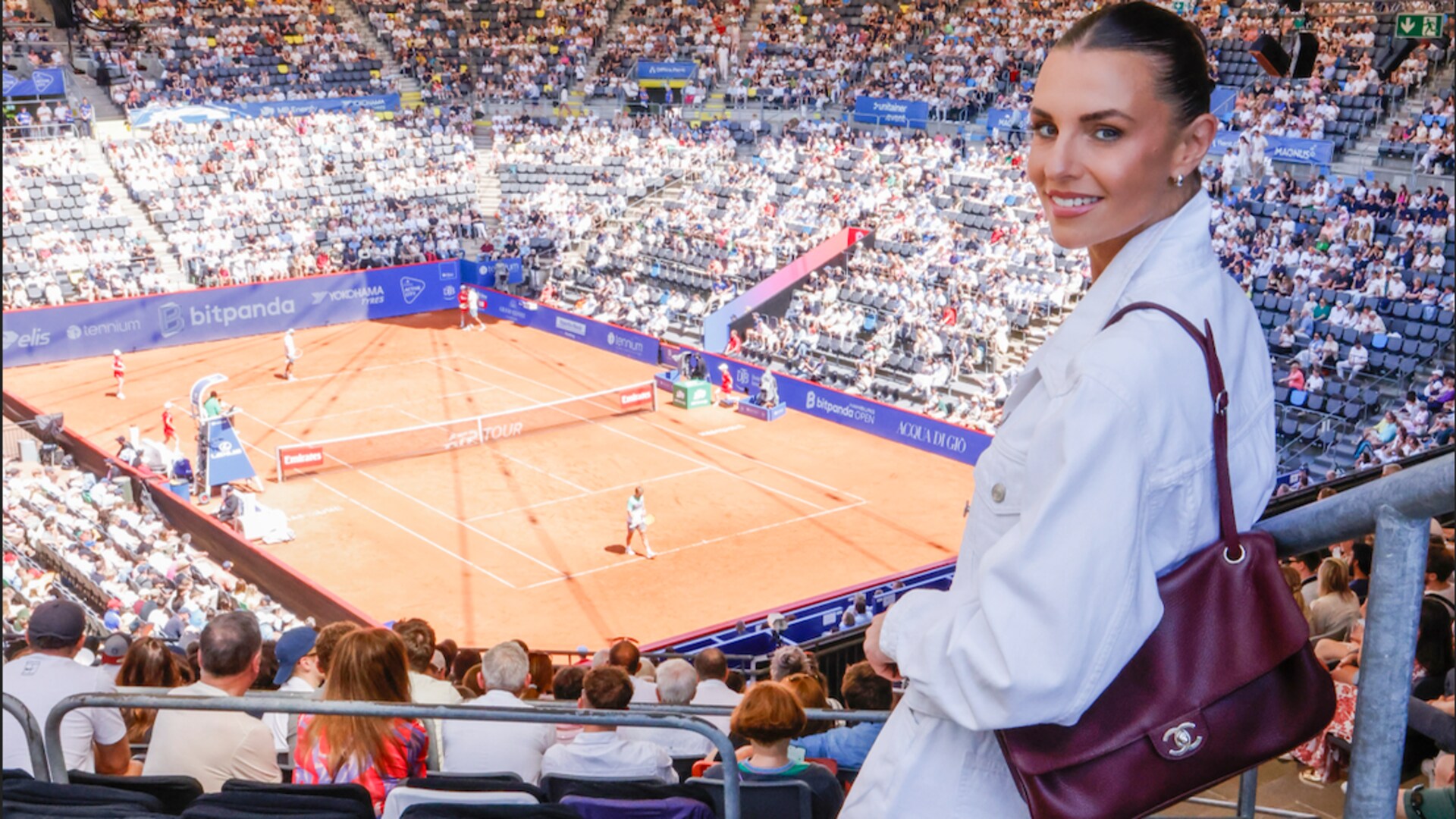 Laura Wontorra begeistert im All-White-Look beiTennisturnier
