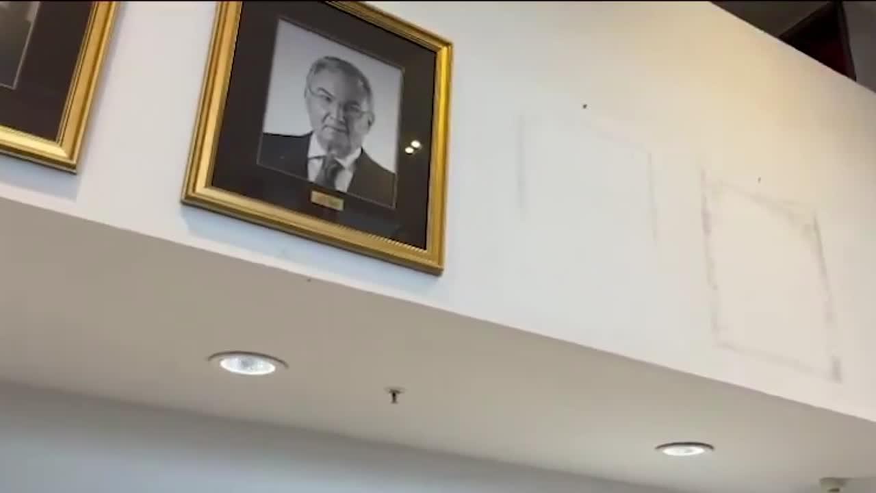 Özgür Özel'in CHP genel merkezindeki fotoğrafı indirildi