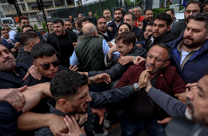 Turkey lurches into political crisis with crackdown on opposition
