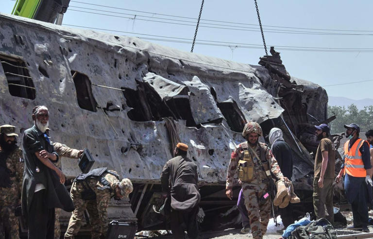 Pakistan : Une attaque d’un train à l’explosif fait au moins 24 morts ...