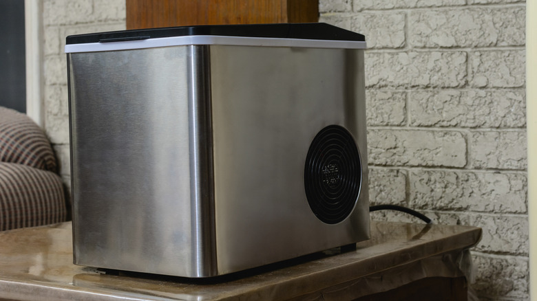 A step by step guide to clean a Frigidaire ice maker
