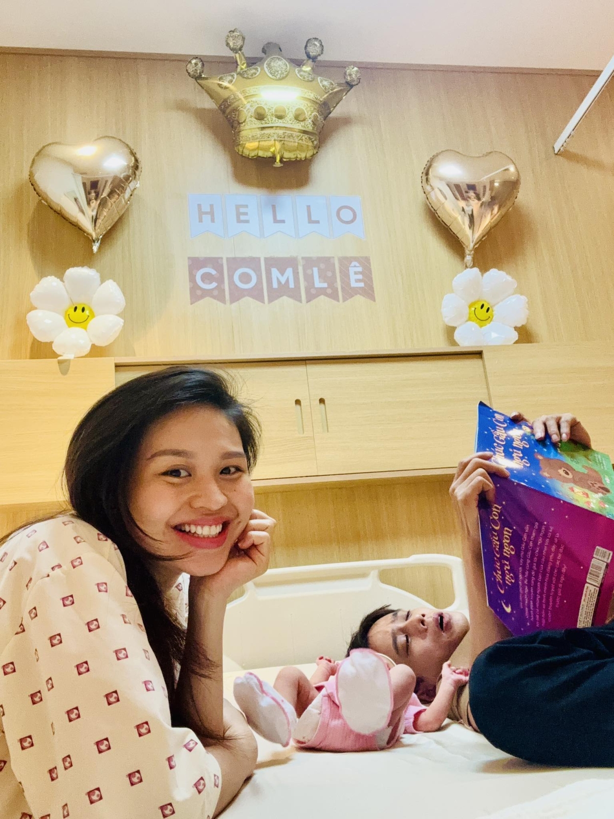 Lê Lộc - Tuấn Dũng háo hức đọc sách cho con mới sinh