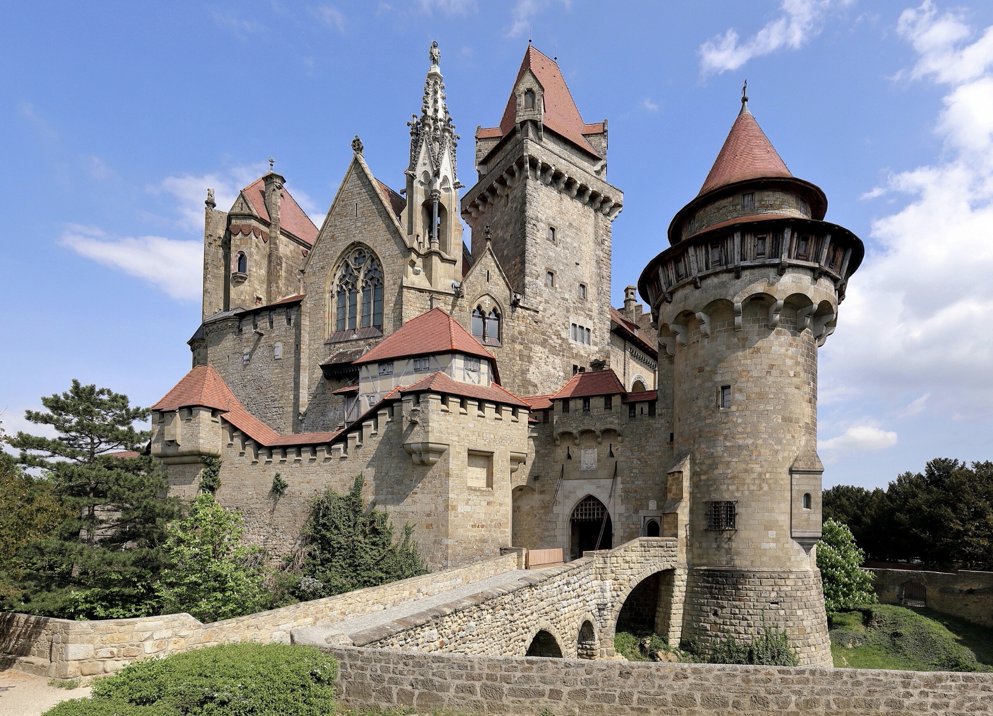 20 cool castles & fortresses surviving in the modern day