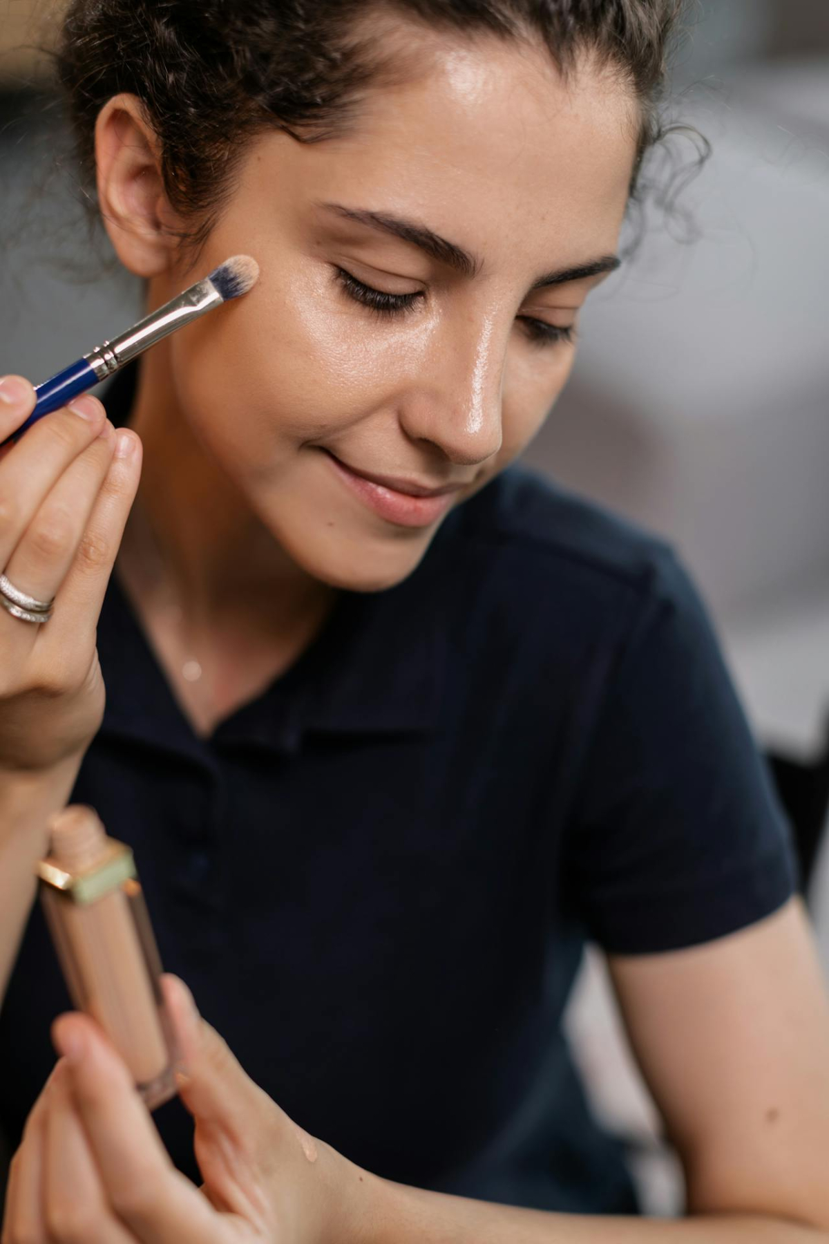 6 tips agar makeup menempel lebih lama untuk kulit berminyak