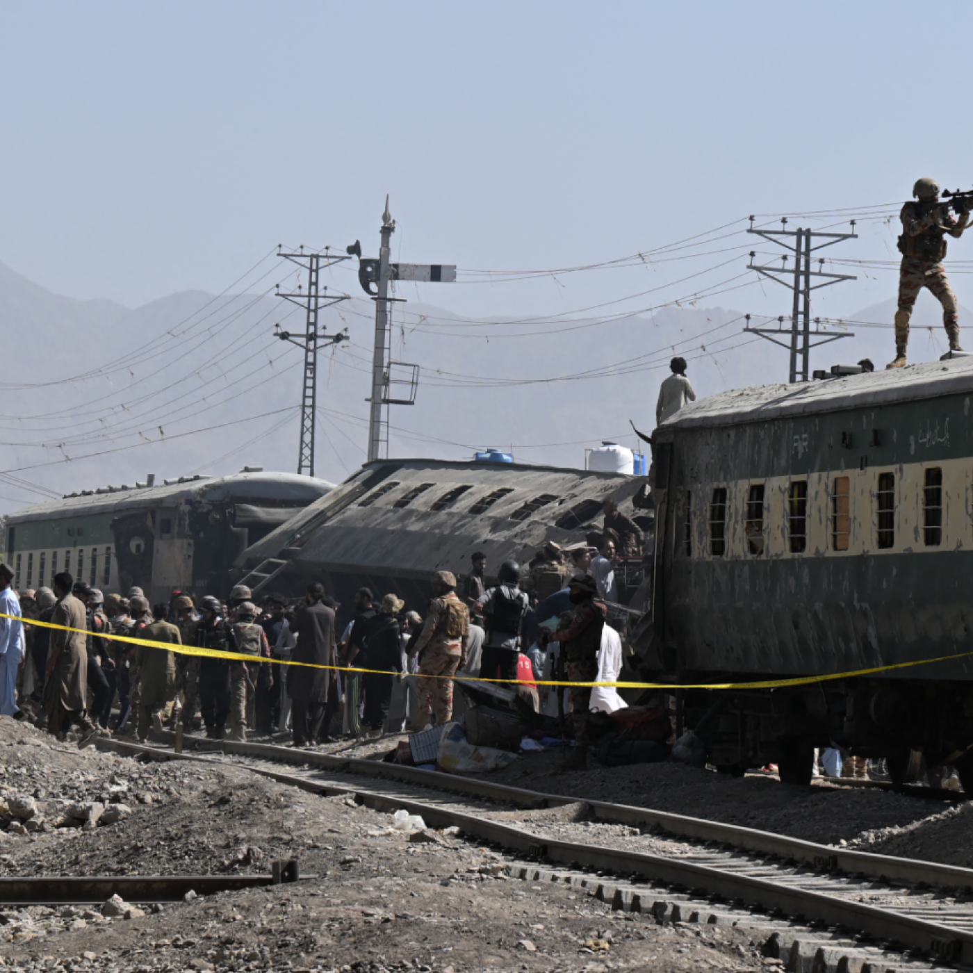 Mindestens 24 Tote bei Anschlag auf Zug in Pakistan