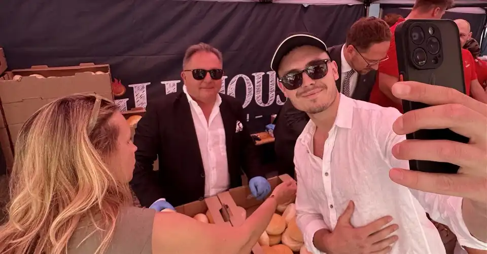 Robert Makłowicz w Tarnowie serwował śniadanie. Kolejka ciągnęła się aż ...