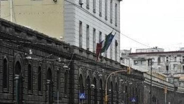 Sequestrati 15 cellulari nel carcere di Poggioreale: 7 nei reparti di ...