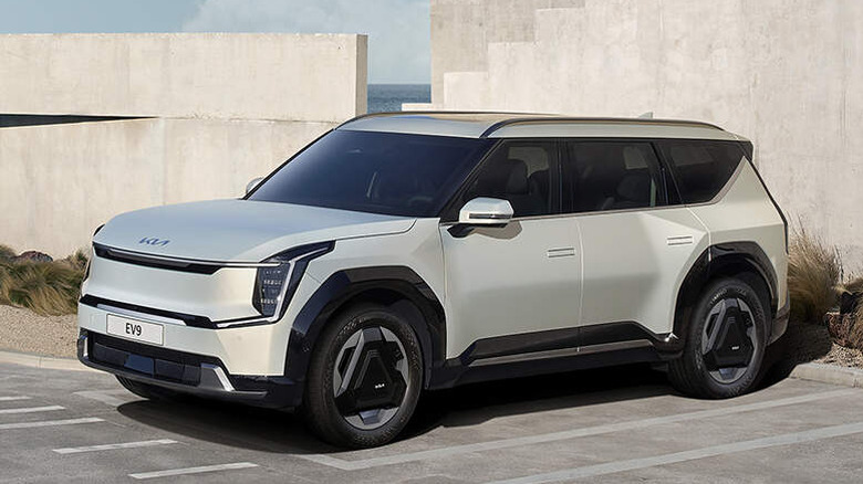 4 new cars that come with swivel seats
