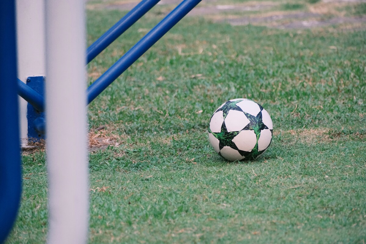 Elfer in Unterzahl erlöst Ludesch 1b – 2:1 dank großem Willen