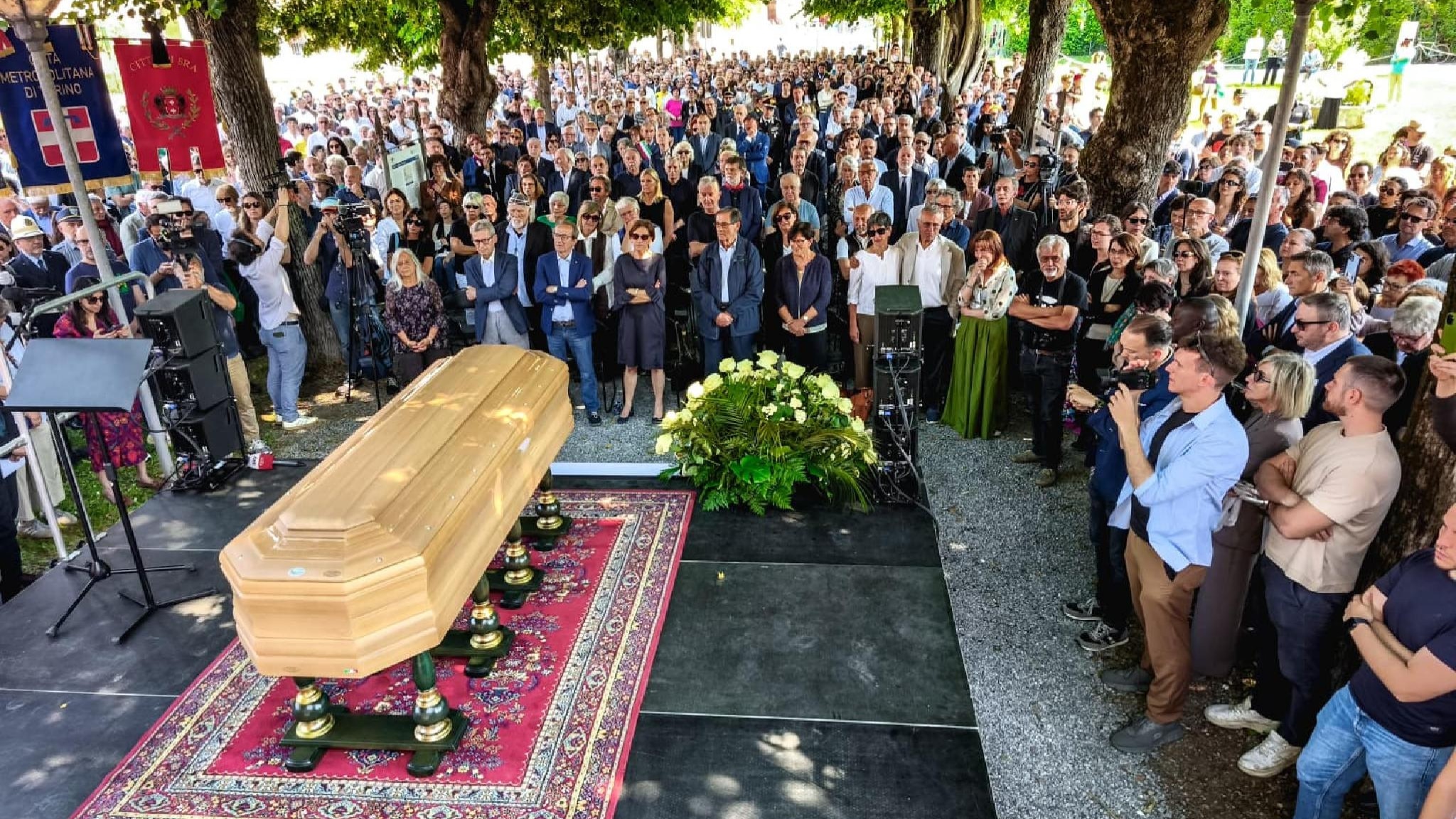 L'ultimo applauso a Carlin Petrini: la comunità di Slow Food si stringe ...