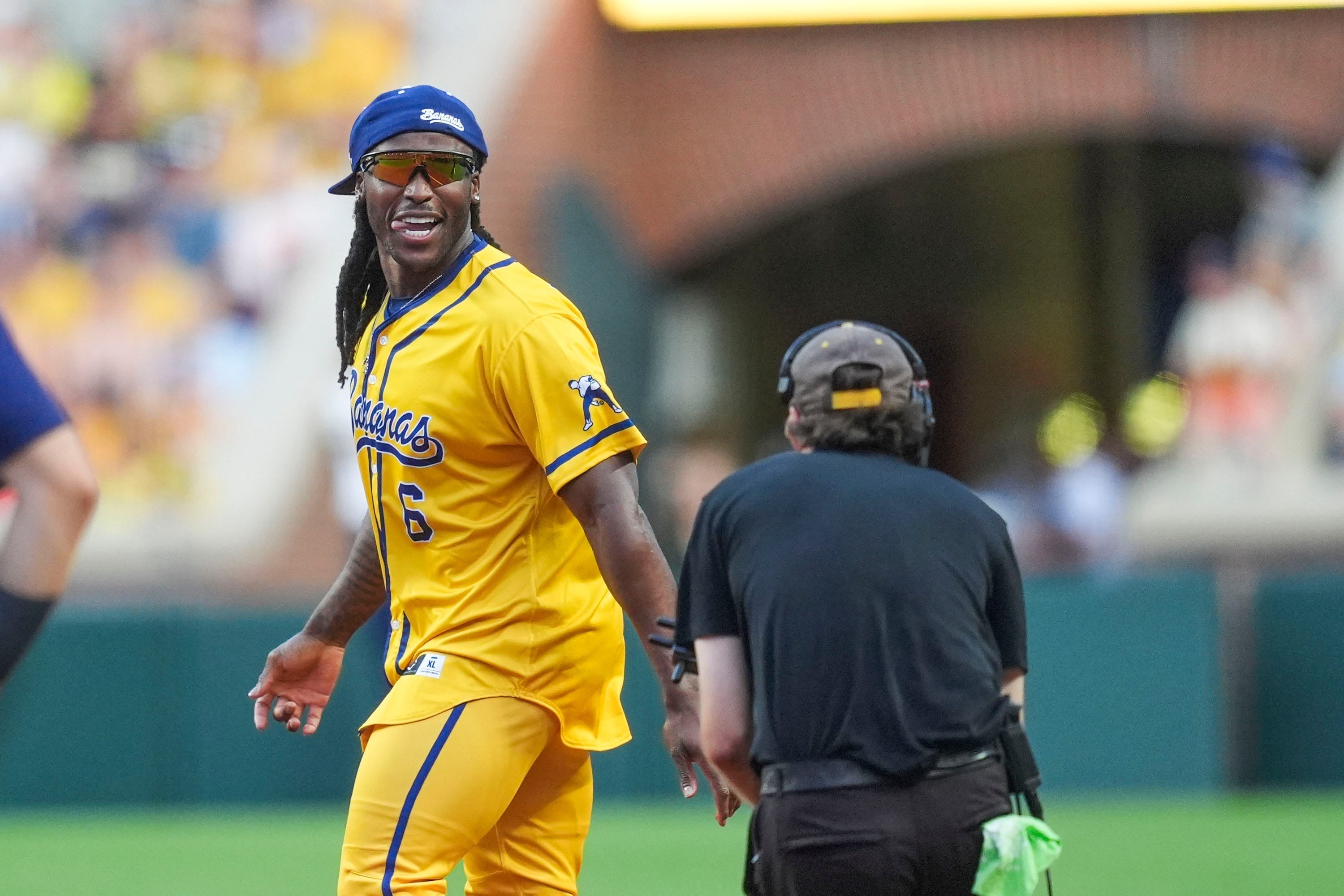 Watch: Alvin Kamara cameos at Savannah Bananas game in Knoxville