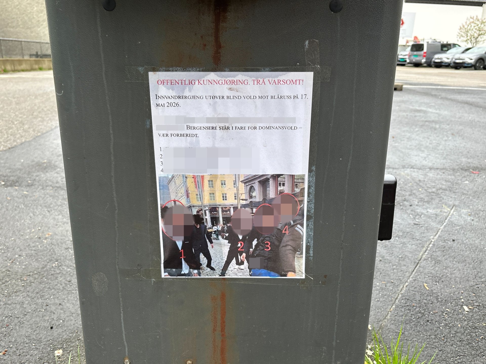 Har hengt opp identifiserende plakater av mistenkte gutter