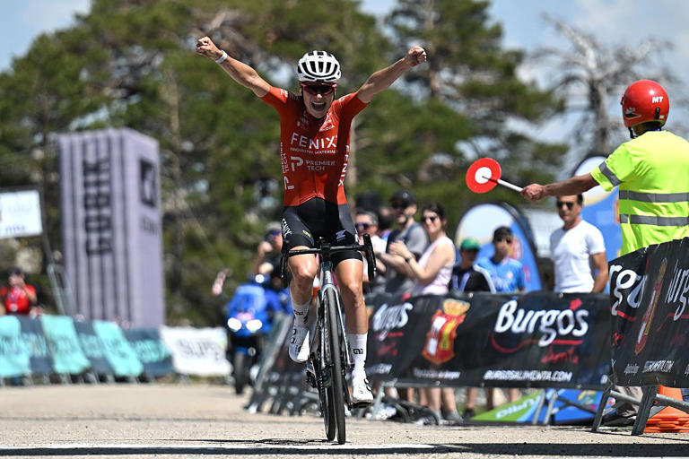 Yara Kastelijn wins the decisive Lagunas de Neila stage and takes ...