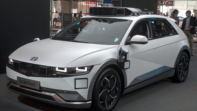 Robotaxis are now giving more than 250,000 paid rides a week in US ...
