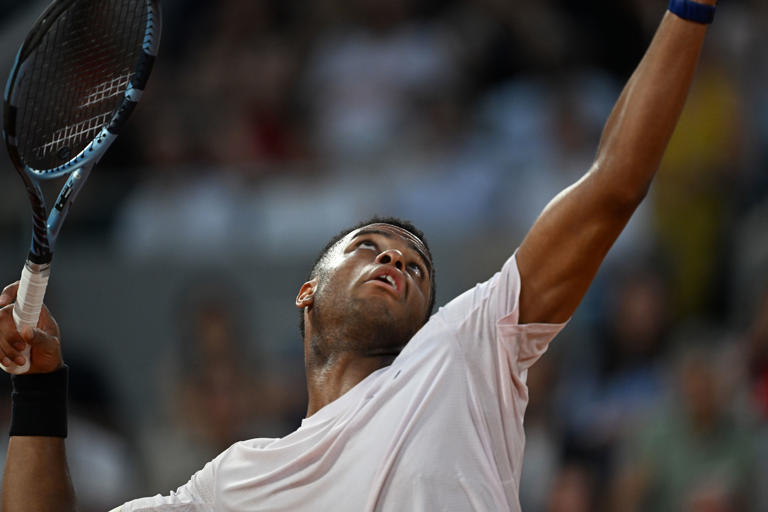 Novak Djokovic overcomes a slow start and hostile crowd in 1st-round ...