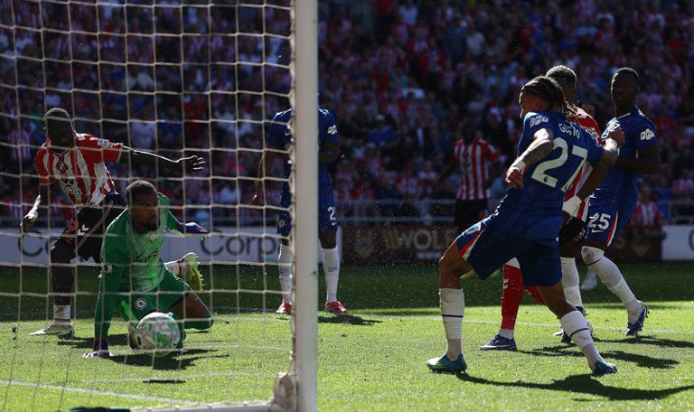 Soccer-Sunderland secure European spot with win over Chelsea