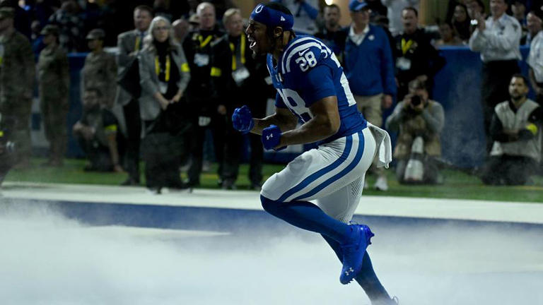 Big De'Von Achane extension could hint at Colts' next move with ...