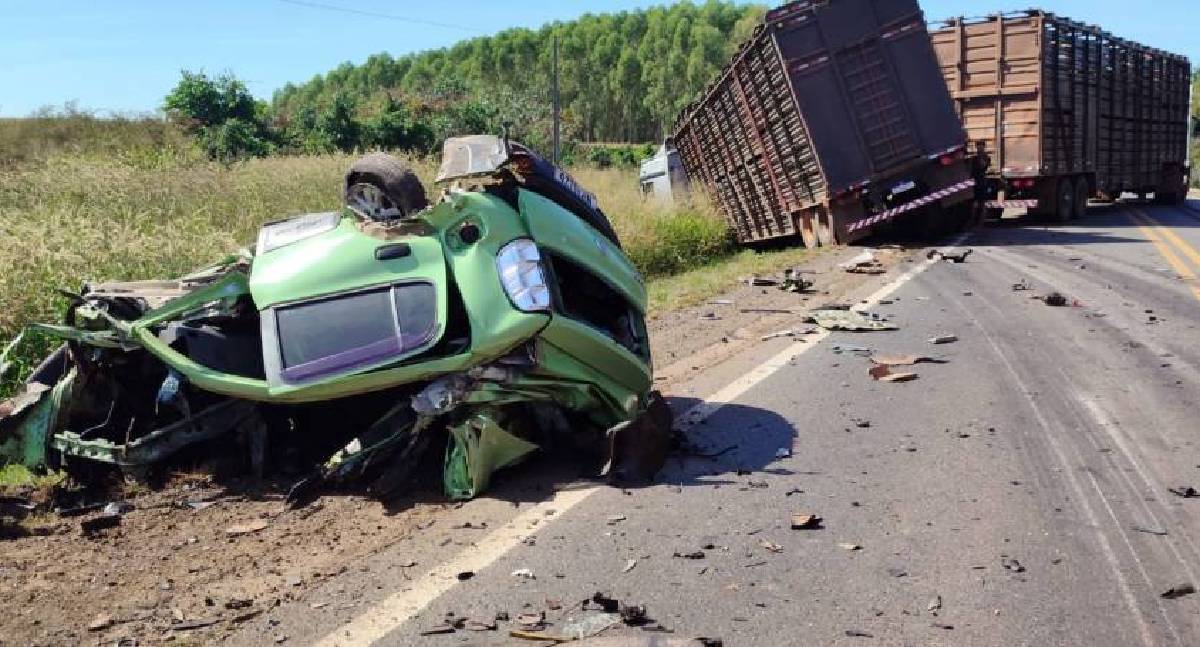 Veja vídeo: motorista morre em grave acidente entre carro e carretas na ...