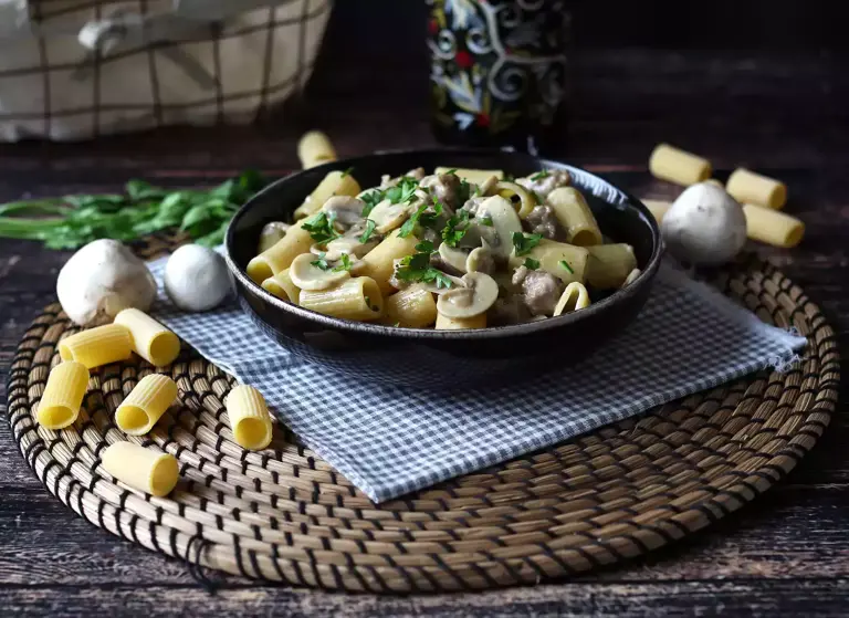 Cremige Nudeln mit Champignons und Wurst