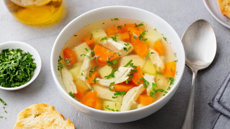 7 foods to eat and 7 to avoid when you have a sore throat