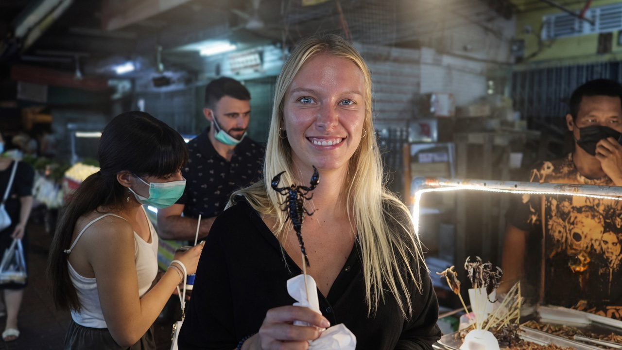 Eating extreme deep fried scorpions in Bangkok Chinatown