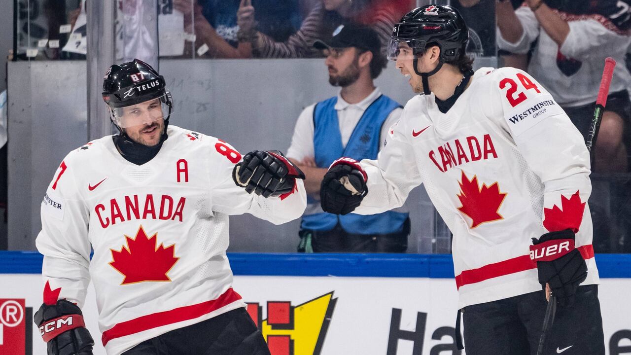 Canada still unbeaten at worlds after a 4-goal 3rd period against Slovakia