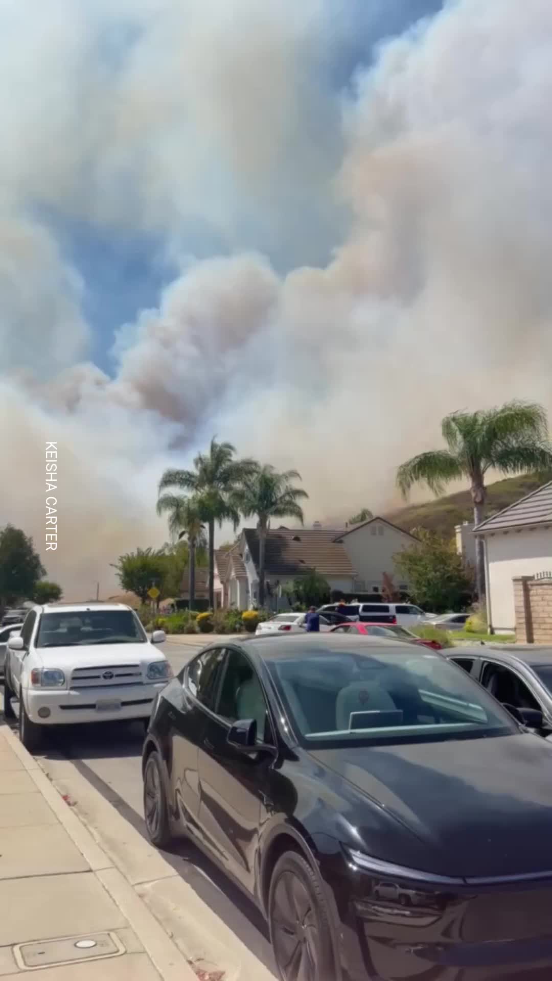 Huge wildfire sends smoke billowing over Simi Valley in California
