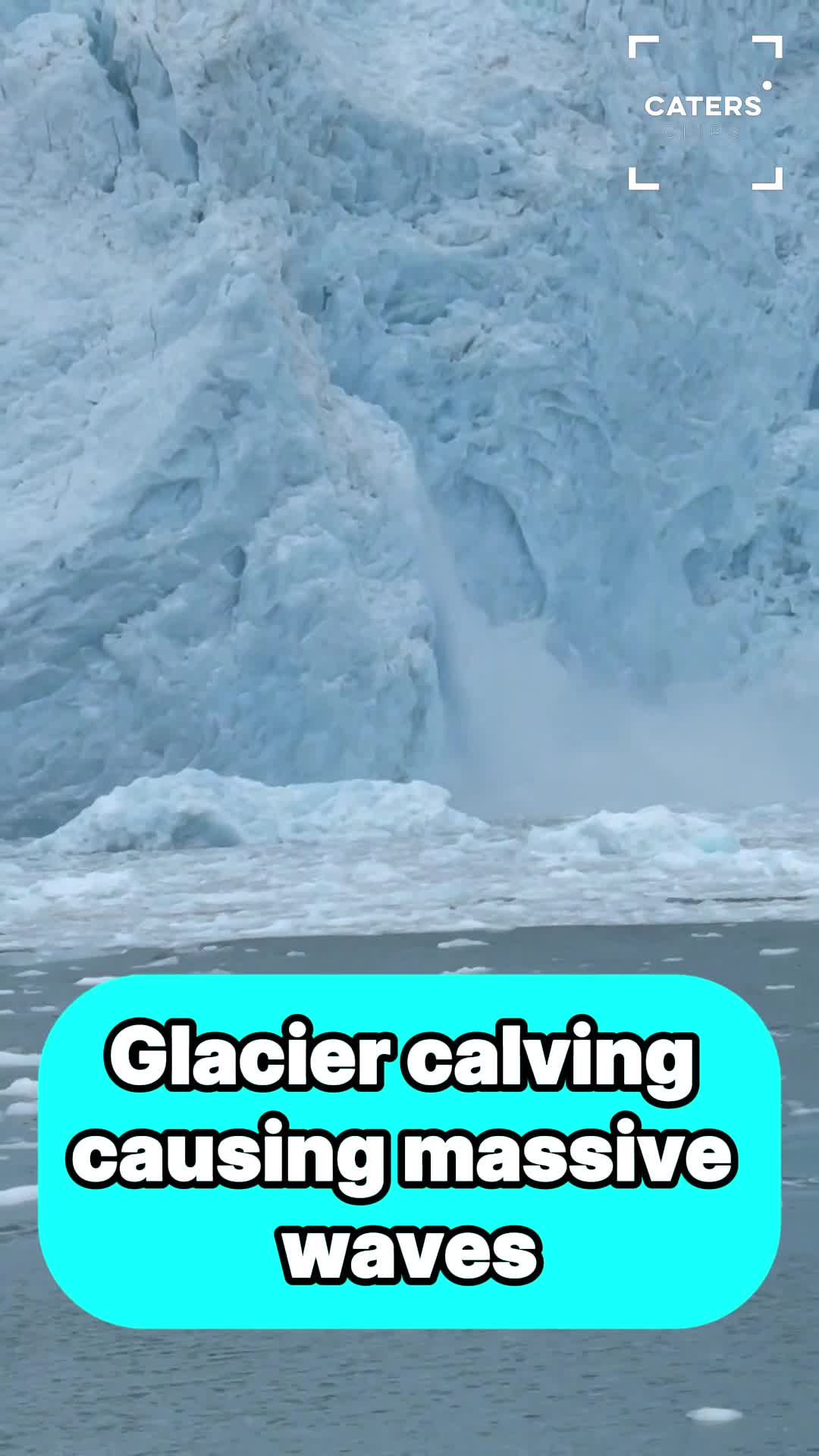 Massive glacier collapse sends waves crashing toward boat in Alaska