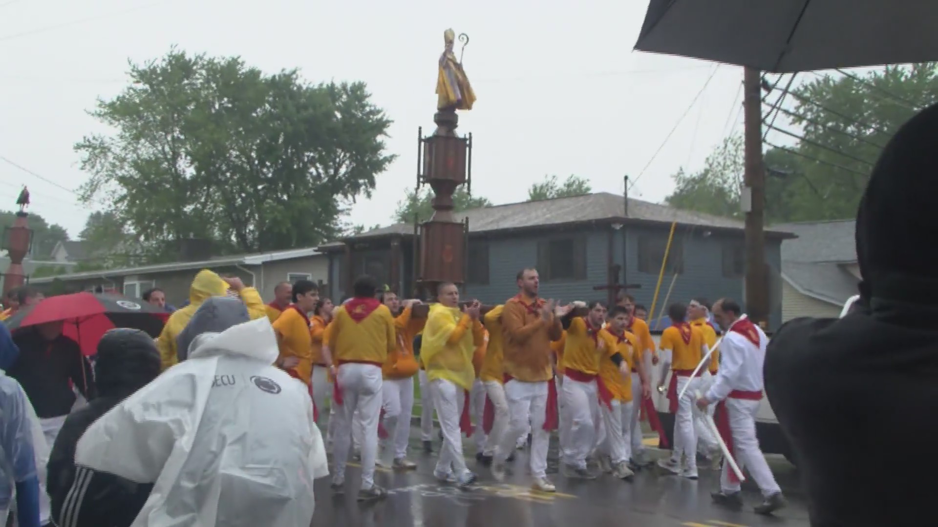 Hundreds brave rain to celebrate Saint Ubaldo | 28/22 News