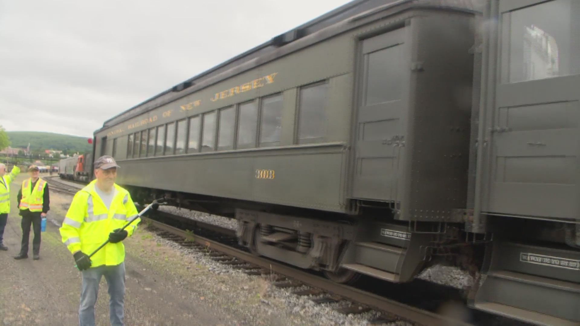 Volunteers clean tracks to prepare for 'Big Boy' | 28/22 News