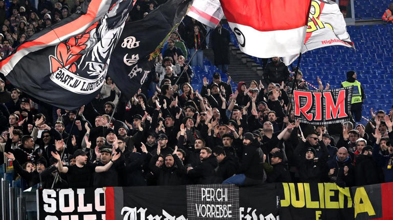 Prima i cori contro le forze dell'ordine, poi il silenzio: i tifosi ...