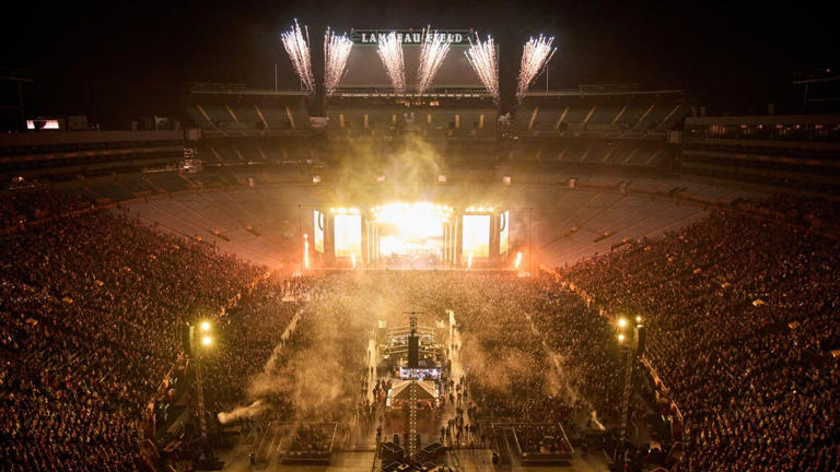 Luke Combs sets Lambeau Field concert attendance record