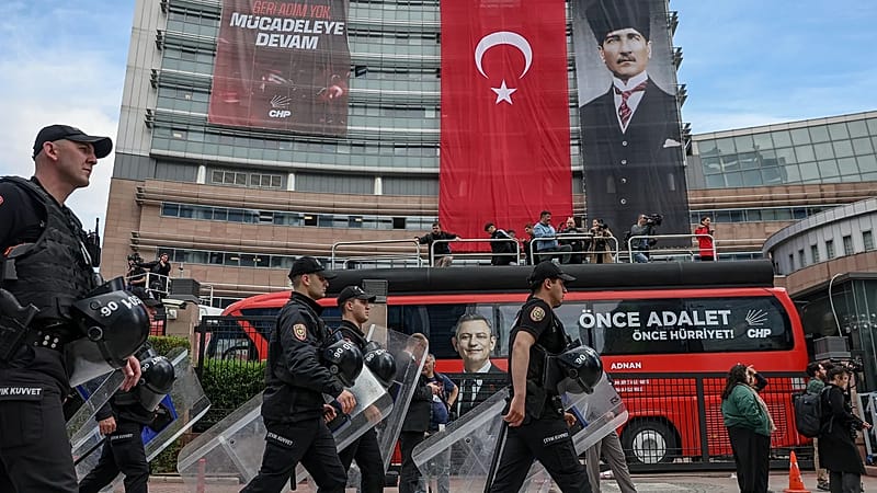 Turkish police use tear gas to break into CHP headquarters