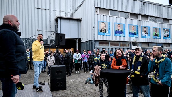 „Nur noch peinlich“ – Eishockey-Fans wüten nach Trainer-Aus gegen ...