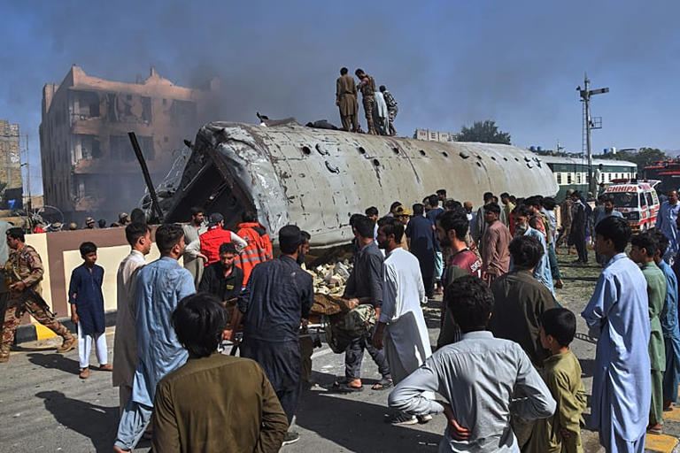 Pakistan'da trene bombalı saldırı: En az 24 ölü