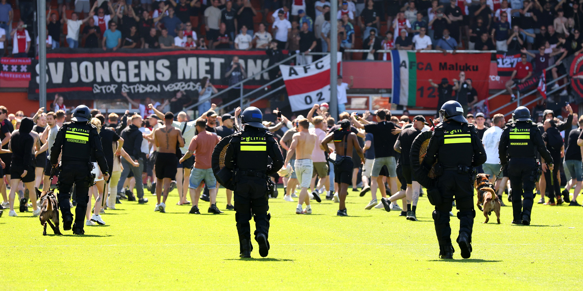 Onrust na Ajax - FC Utrecht: supporters gooien stenen naar de politie