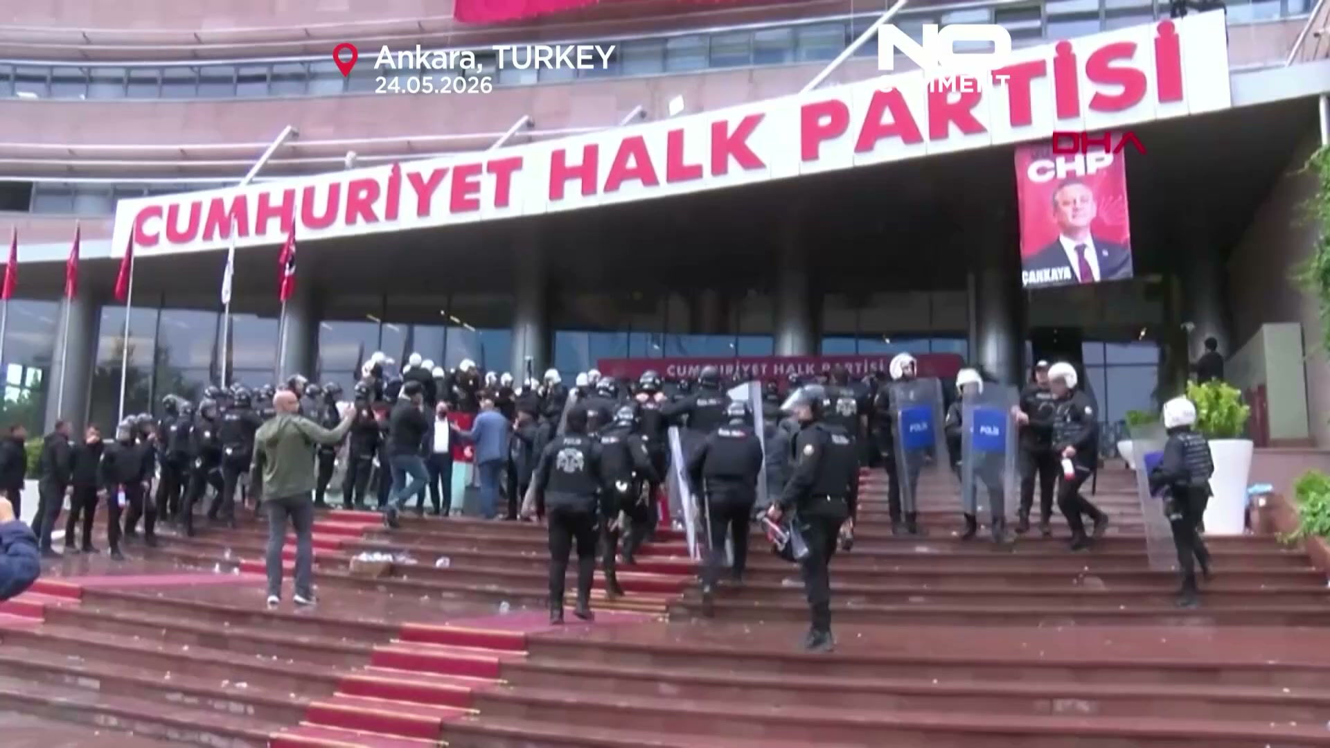 Turkish police use tear gas to break into CHP headquarters