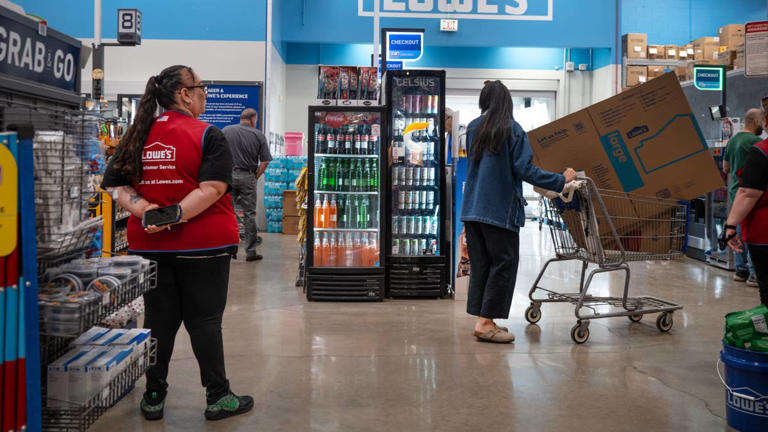 Lowe’s sees consumer spending drop on major home improvements