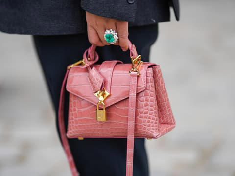 Wasserfester Schmuck: Welche Materialien trotzen sogar Chlor und Salz?