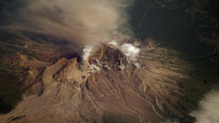 Russia’s Shiveluch volcano just blasted ash 25,000 feet over Kamchatka ...