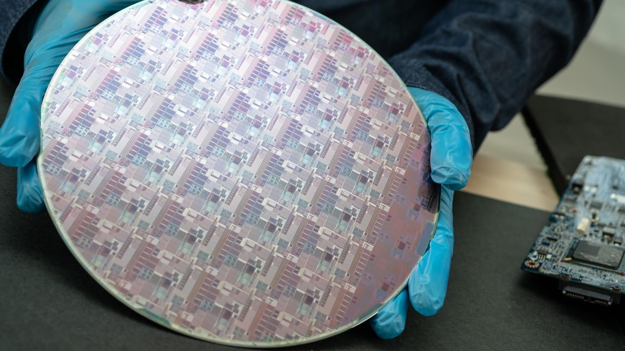 Engineers just crammed a trillion transistors onto a single wafer-size ...