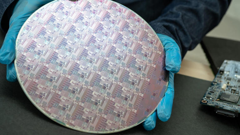 Engineers just crammed a trillion transistors onto a single wafer-size ...