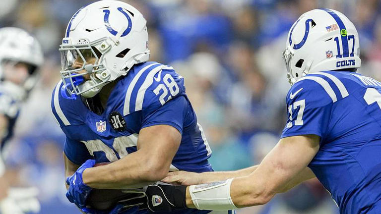 Big De'Von Achane extension could hint at Colts' next move with ...