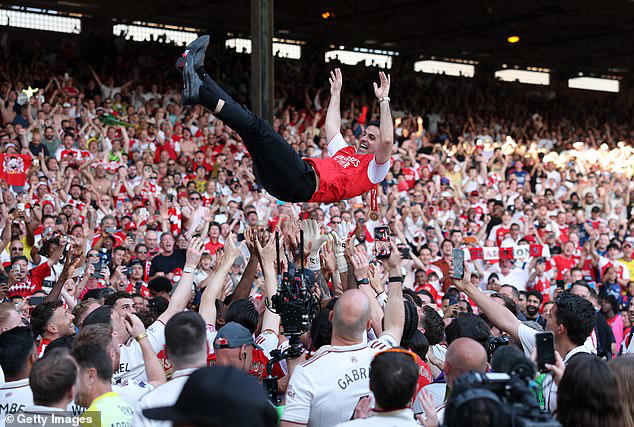 A coronation at the palace! Arsenal lift the Premier League trophy