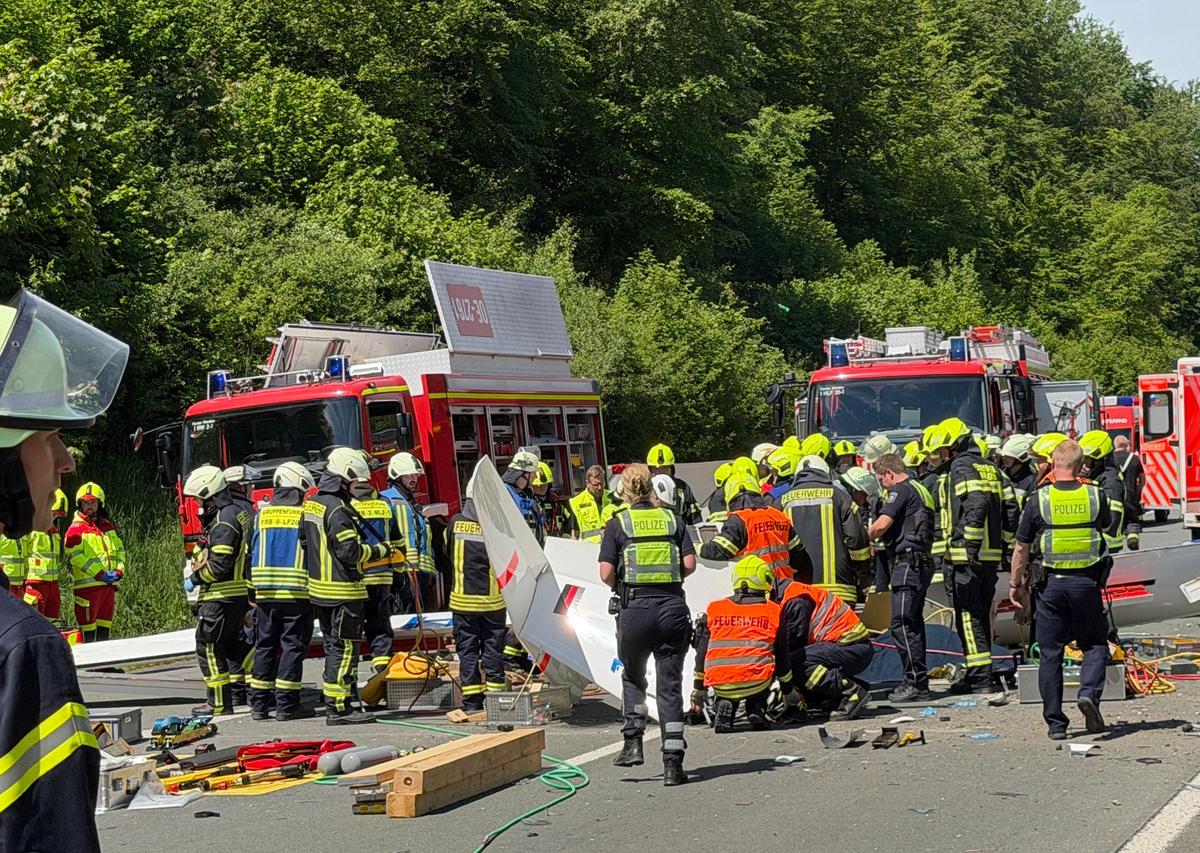 Segelflugzeug-Crash auf Autobahn in NRW: Pilot tot, Begleiter schwer ...